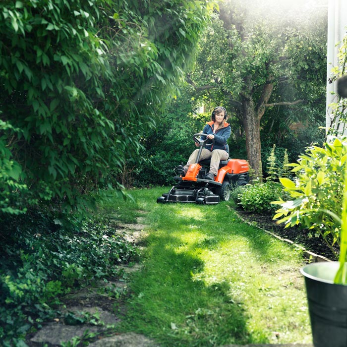 Husqvarna R112C 33" Outfront Rider | Tractors & Ride-Ons